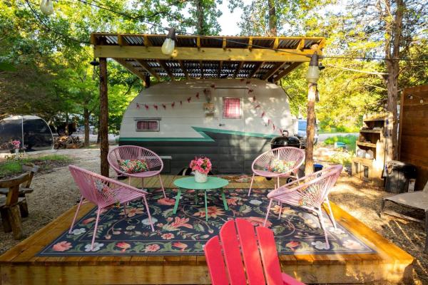 Charming Vintage Trailer With Colorful 50s Décor Near Honey Grove, Texas - Davy Crockett Lake, TX
