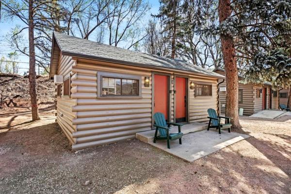 Scenic Mountain Cabins With Pet-friendly Features Near Garden Of The Gods In Colorado Springs, Colorado - Colorado Springs, CO