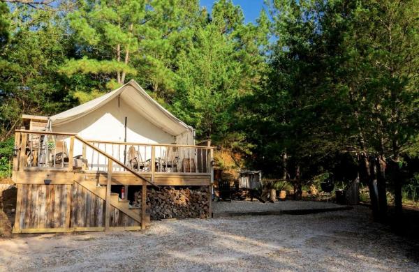 Luxury Safari Tent With Outdoor Clawfoot Tub And Firepit, Near Honey Grove, Texas - Davy Crockett Lake, TX
