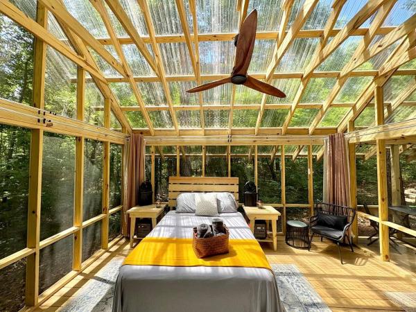 Rustic Glamping Screenhouse With Clear Roof And Farm Views Near Kerr Lake, Henderson, Nc - Henderson, NC