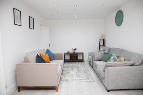 Charming 3 Bed Windsor House With Free Parking - Windsor