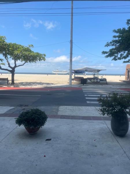 Apê De Fundos Em Condomínio Beira Mar - Balneário Camboriú