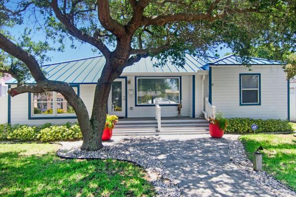 Blue Sky Beach Cottage - Cocoa Beach Downtown - Cocoa Beach, FL