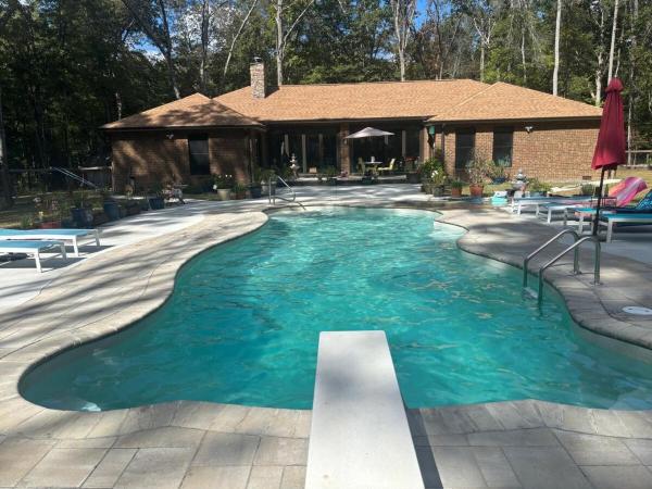 Quiet Forest Vacation Home On A Private Road With Spacious Patios, Fire Pit, Pet Friendly And A Private Pool - Estill Springs, TN
