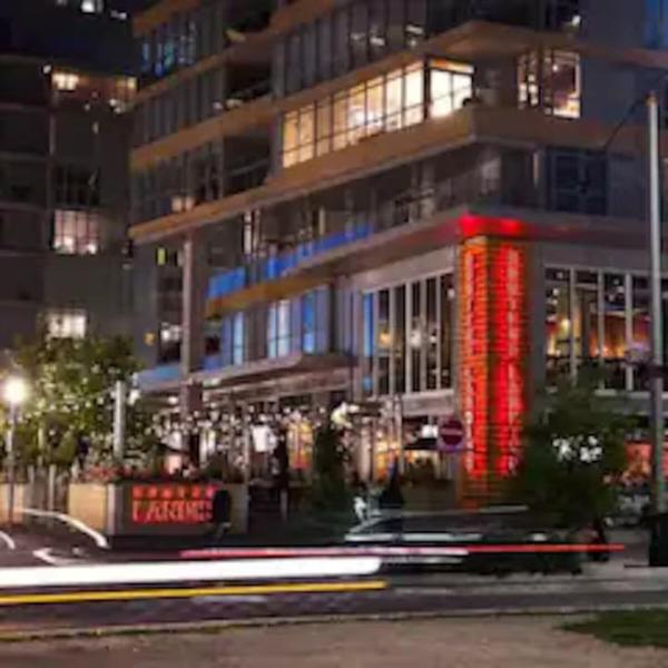 Stylish And Cozy 1br Plus Den Downtown With Free Parking - Toronto