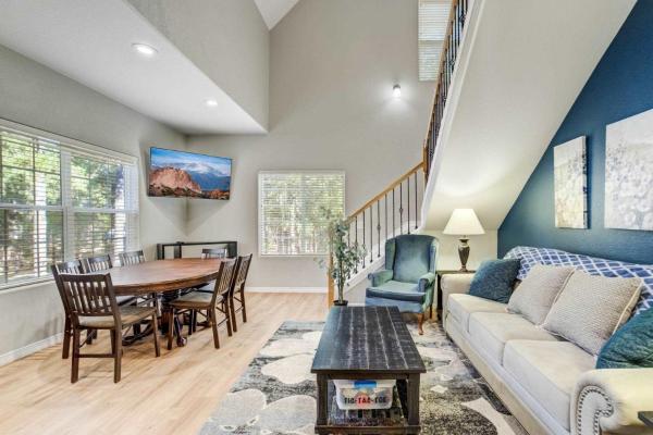 Luxury Retreat With Hot Tub Fire Pit & Forest Views - Larkspur, CO