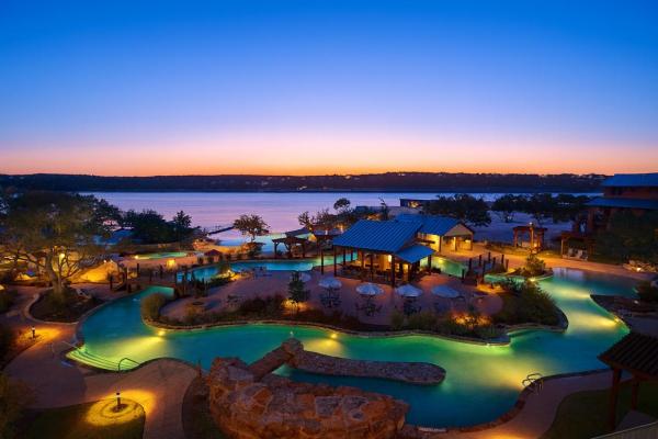 Lake Side Villa, Infinity Pool, Jacuzzi, Pickle Ball & Winery - Cedar Park, TX