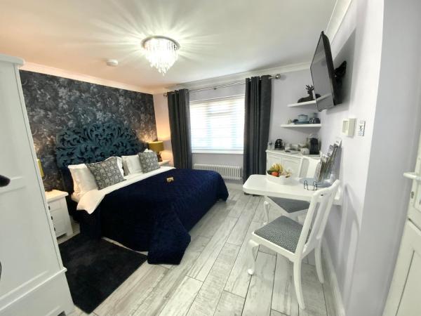 The Knightwood Oak A Luxury King Size Bed -En-suite Space - Lymington New Forest With Private Entrance - Key Box Entry-free Parking & Private Outdoor Seating Area -Full Fibre Wifi -Town ,Shops , Pubs & Solent Way Walking Distance & Complimentary Breakfast - Lymington