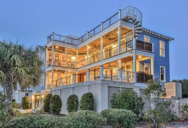 Beautiful Family Home With Private Pool Hot Tub Movie Room & Rooftop Terrace Ocean Views Beach Steps Away - Charleston, SC