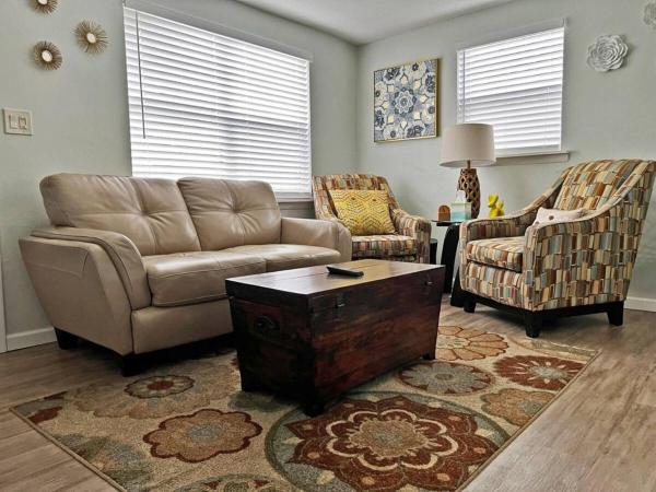 Quiet-clean-cottage-dogs Kitchen - Doak Campbell Stadium Tallahassee