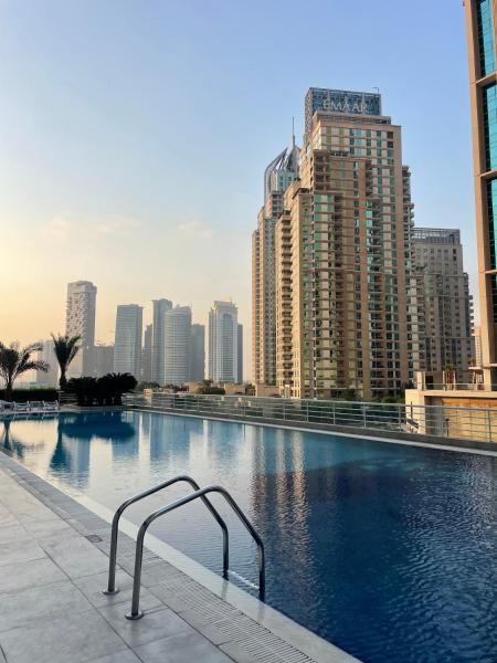 Casa Marina - Great Views & Pool, Fully Equipped - Dubai