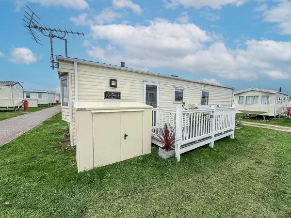 Cosy 6 Berth Caravan With Side Decking At Kessingland Beach, Suffolk Ref 90031sv - Southwold