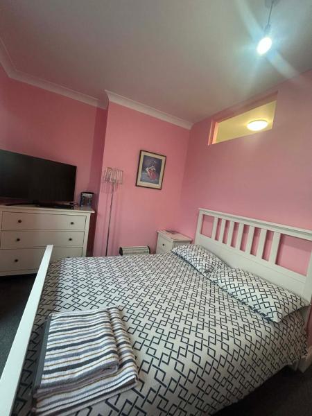 Paignton Seafront Apartment With Private Garden ,Free Private Car Space Free Wifi ,No Kitchen But Fridge Tea Coffee Towels Yes Double & Single Bed Yes Reception To Help You Yes Opposite The Beach Yes - Totnes