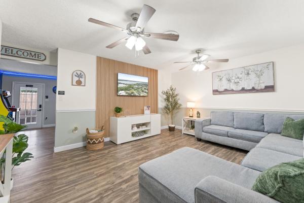 The Dora Haus 3 Bed 1 Bath Retreat With Gaming Arcade Room, Firepit And Outdoor Dining Sleeps 6 - Mount Dora, FL