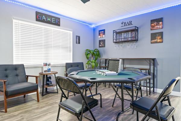 The Dora Haus 3 Bed 1 Bath Retreat With Gaming Arcade Room, Firepit And Outdoor Dining Sleeps 6 - Mount Dora