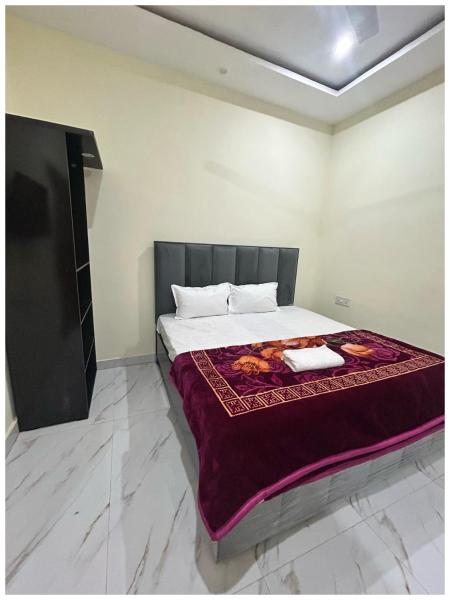 Hotel Assi Ghat Narayana Premium Stay Near Kashi Vishwanath Temple - Lift And Parking Service & Free Wi-fi Facilities # Fully Air Conditioned Rooms - Best Hotel In Varanasi - Varanasi