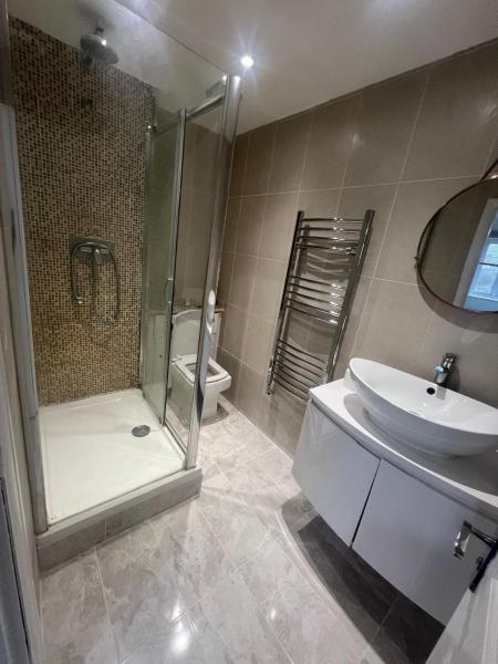 Chartsworth 4 Bedrooms Spacious House - Romford