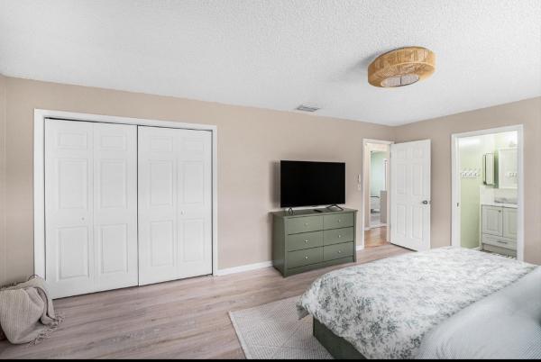 Coastal Escape- 4 Minute Walk To The Beach! - Indian Rocks Beach, FL