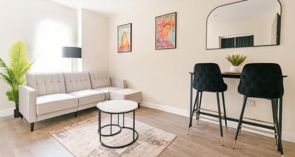 Stylish 3 Bedroom - Contractors - Sleeps Up To 8 - Cardiff