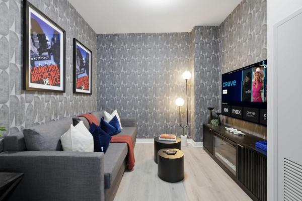 Modern Townhouse Luxe Walk-in Closet- 65 Tv - Toronto