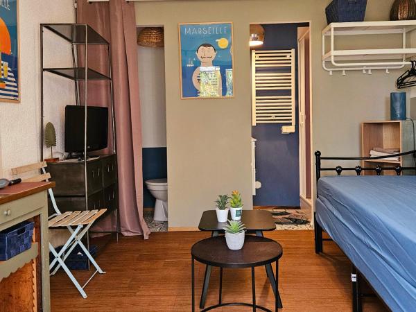 Studette Indépendante Et Coquette Avec Terrasse Sur Jardin - Marseille