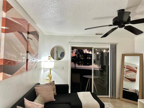 Modern 2br Lakeview Near Orlando Airport Free Parking - Orlando, FL