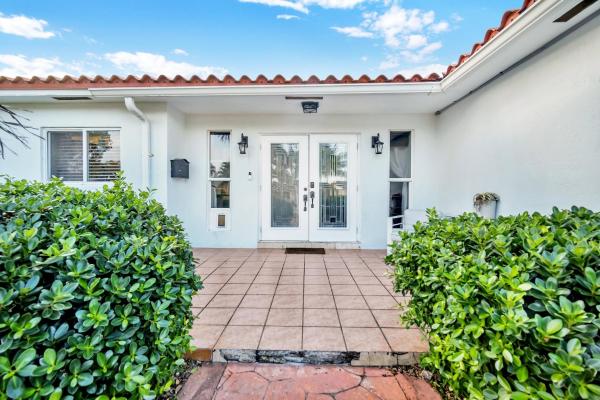 Hard Rock 2 Bed-1bath Private Guest House With Shared Pool - Sunrise, FL