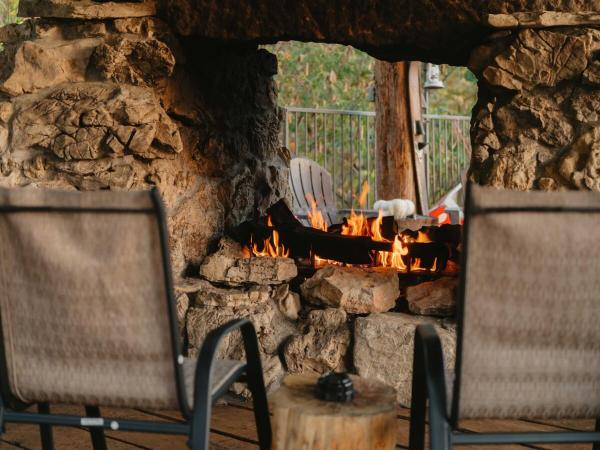 Stonegate Lodge Fire Pit 50in Tv Salt Water Pool Fast Wi-fi Room #301 - Eureka Springs, AR