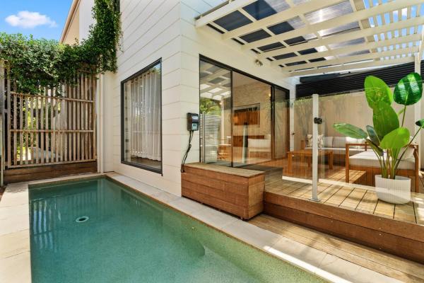 Palm Beach Retreat: Plunge Pool & Coastal Luxe - Gold Coast