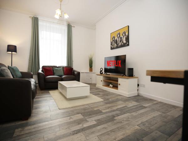 Osterley House By N And N Stays, 4 Bedroom House In Swansea, Close To Beach And Centre, Free Parking, Wifi, Perfect Base For Contractors, Work Teams And Families Visiting The Area, Long Stays Available - Swansea