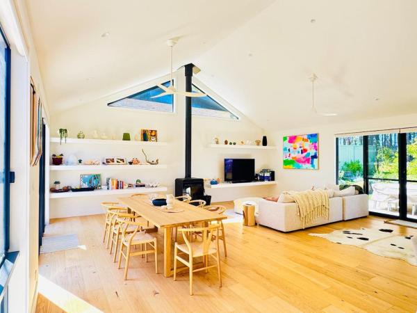 The Coastal Gallery - Lake Conjola