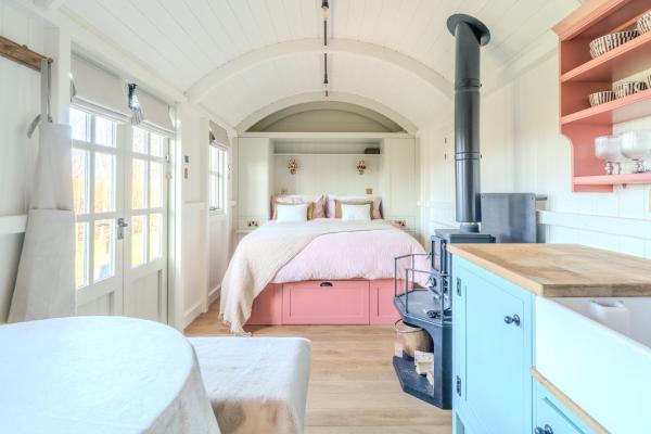 Red Robin Retreat - Broadway