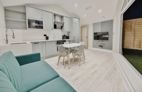 Fantastic 2 Bed Penthouse With Free Parking In Acton - Palace of Westminster