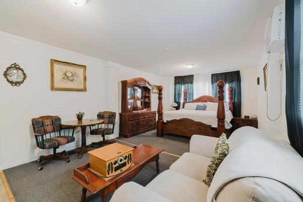 Little Red House With Vintage, Retro Feel To It! - Ocala, FL