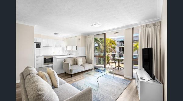 Headland Tropicana Beachfront Apartment - Alexandra Headland