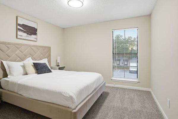 Trendy Retreat W Open Living Space - Suwanee, GA