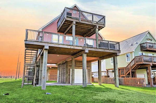 Pretty In Pink Flamingo - Sea Breezes & Sunsets - Surfside Beach, TX