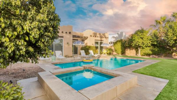 Pool Hot Tub Yard Games Chic Midcentury Design Painted Sand By Avantstay - Bermuda Dunes, CA