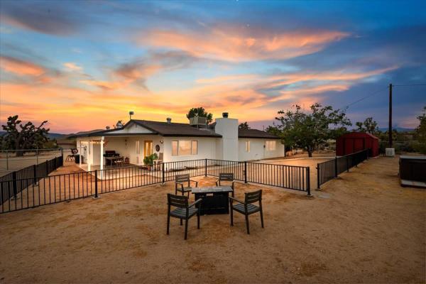 Navigate Stays Peaceful Escape W Hot Tub & Views - Yucca Valley, CA