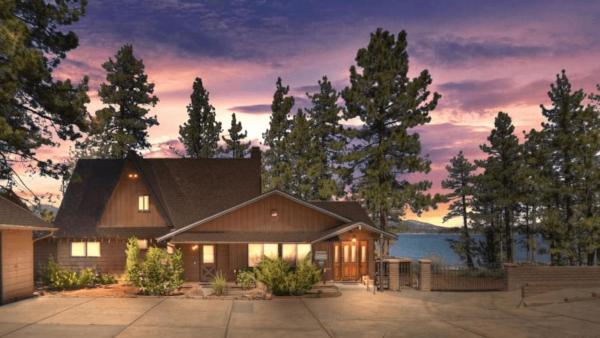 Lakefront Dock Hot Tub Swingset Deck Views Classic Lake House By Avantstay - ビッグ・ベアー・レイク, CA