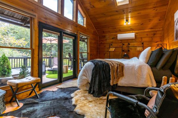 Lakeside Cabin With Private Island, Hot Tub And Sauna - Blue Ridge, GA