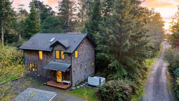 Loli’s Place By Avantstay Walk To The Beach Private Hot Tub - Cannon Beach, OR