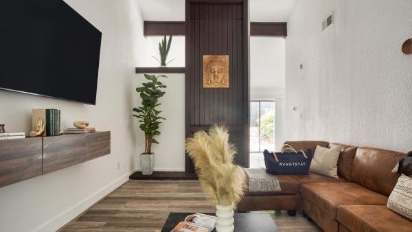 Stylish Retreat Shared Pool Yard Near Downtown Fairlawn Lane A By Avantstay - Austin, TX