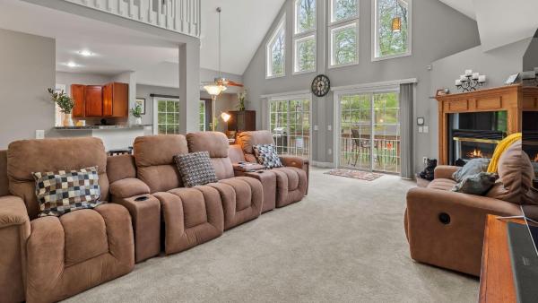 Chalet On Chalet By Avantstay Bright Cabin W Deck Fire Pit Near Lake - Lake Harmony, PA