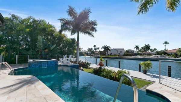 Marco Polo By Avantstay Waterfront 5bdr Pool Spa Fire Pit Walk To Beach - Marco Island, FL