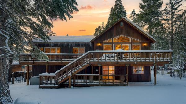 Cherry Hills Spacious Tahoe Cabin With Deck Fireplace Open Interiors - South Lake Tahoe, CA