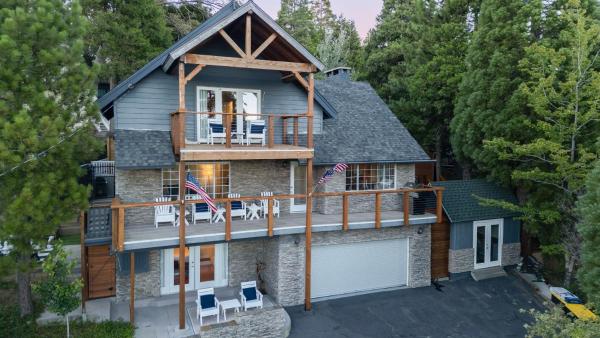 Sauna Lake Views Firepits Walk To Lake Trails Zurich Drive By Avantstay - Lake Arrowhead, CA