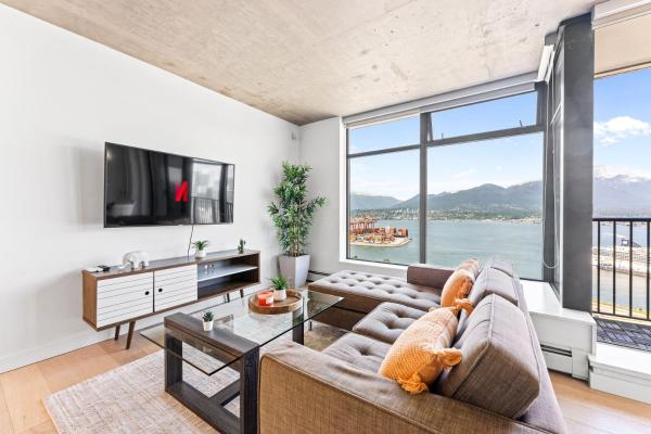Mountain-view Masterpiece Trendy 2-bedroom In Vibrant Vancouver - Vancouver