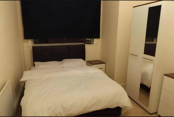 5 Minutes To Town Centre And Local Amenities - Stoke-on-Trent