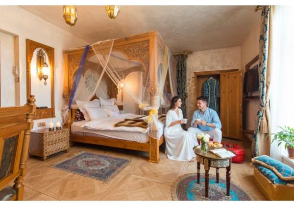 Hidden Gem Antique Apartment With City Views - Bucharest